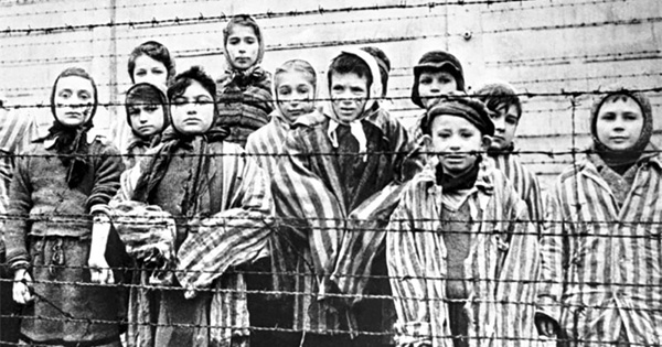 holocaust – For Reading Addicts